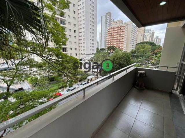 Sofisticação e Espaço em Moema: 230 m² com Vista Livre e Estilo Neoclássico