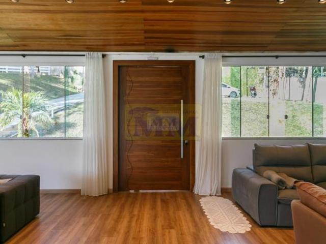 Sofisticação e Lazer em Piraquara: Casa de Alto Padrão com 5 Suítes e Terreno Es