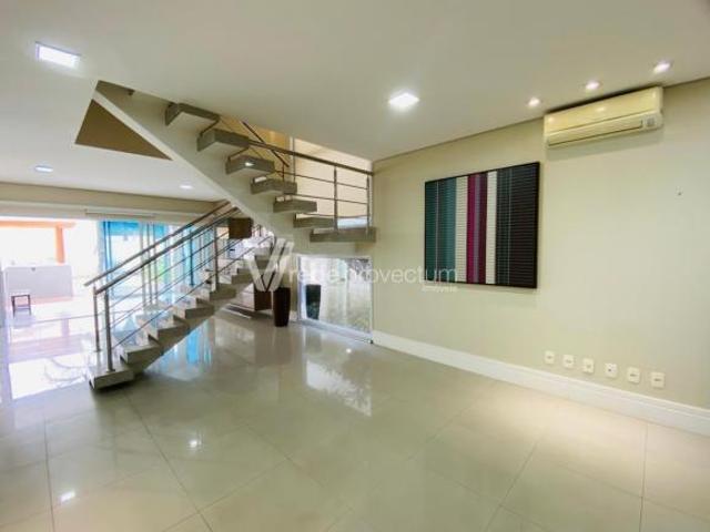 Sofisticação e Lazer Privativo: Sobrado de Luxo com Jacuzzi e Piscina no Swiss P