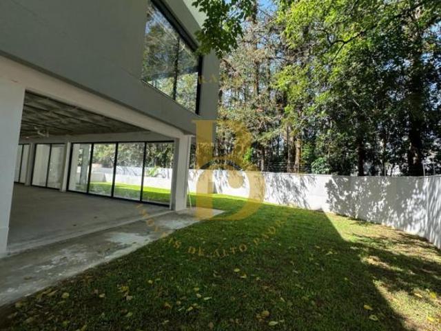 Sofisticada casa em condomínio, localizada no Jardim dos Estados