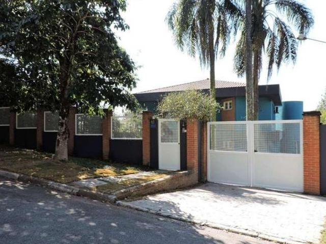 Sofisticada chácara urbana em condomínio perto de SP, 6 suites, salão de festas, piscina, bosque