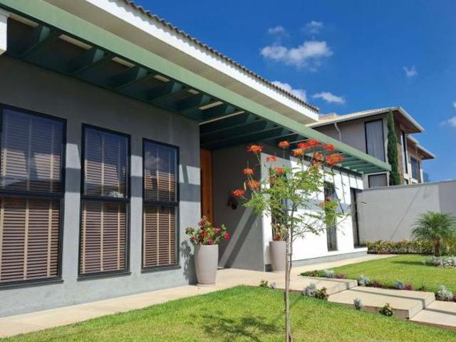 SOFISTICADA RESIDÊNCIA PRONTA PARA MORAR EM HOLAMBRA