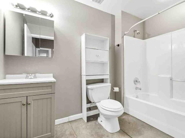 SoHo Lofts 3 Bedroom Apartment for Rent at 3307 Scranton Rd, Cleveland, OH 44109 Brooklyn Centre