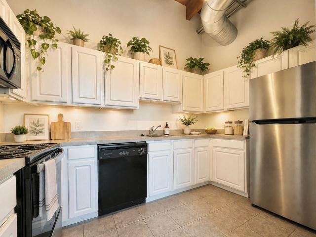 SoHo Lofts 3 Bedroom Apartment for Rent at 3307 Scranton Rd, Cleveland, OH 44109 Brooklyn Centre