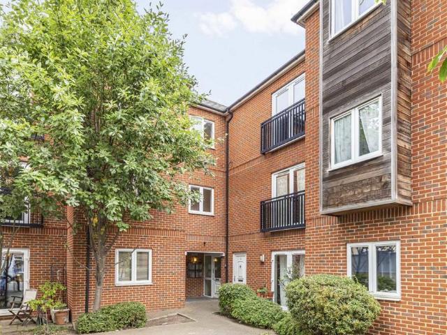 Solway Road, London SE22 2 bed flat to rent £2,300 pcm £531 pw