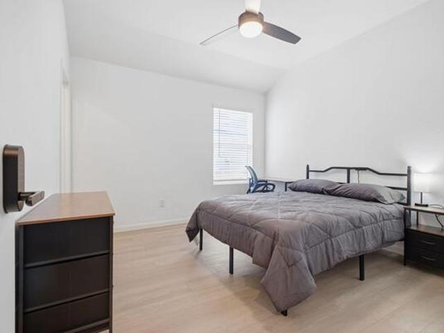Solar Powered Modern New Braunfels Home Fast Fiber Optic WiFi, Premium Rooms, Spacious Kitchen, Living & Dining All Utilities Included