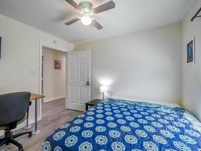 Solar Powered Park View Home: Modern Rooms & 12 Mins to Downto.