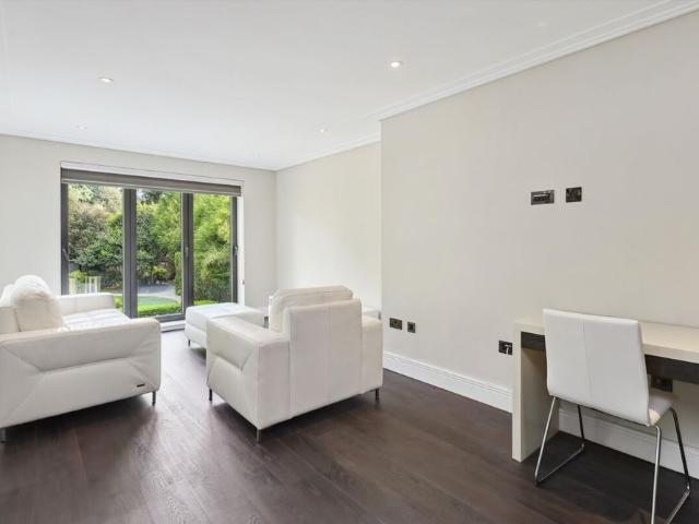 SOLE AGENT* Available to let this first floor apartment, situated close to Esher mainline train station KT10