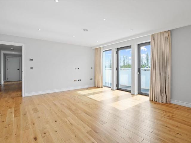 SOLE AGENT* A spacious penthouse apartment with 2 bedrooms, 2 bathrooms, lounge/ dining room and balcony stretching the length of the apartment with allocated parking