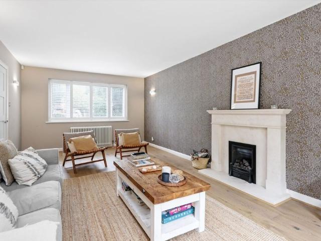 SOLE AGENT* Set within a magnificent and secluded plot in one of West Byfleet’s most prestigious roads, immaculately presented 4 bed detached family home with easy flowing living space throughout.