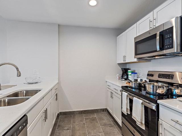 Solle Apartments 2 Bedroom Apartment for Rent at 2413 N Tamiami Trl, Sarasota, FL 34234