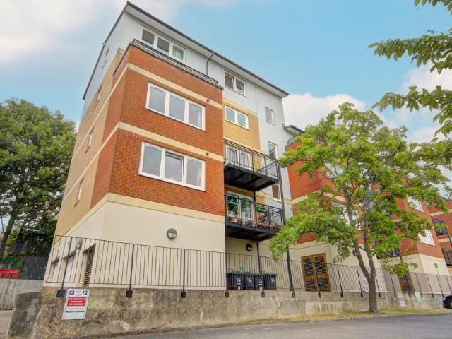 Solomons Hill, Rickmansworth WD3 2 bed flat to rent £2,350 pcm £542 pw