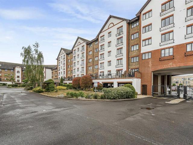 Sopwith Way, Kingston Upon Thames KT2 2 bed flat to rent £1,750 pcm £404 pw