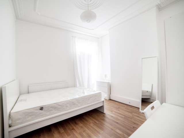 Sophisticated room in flat in Wood Green, London