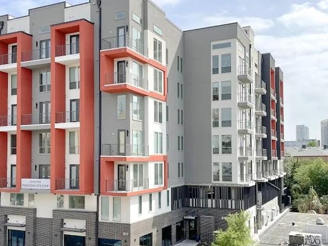 Sophisticated Urban Luxury — City Views — 1BR/1BA + Special Offer