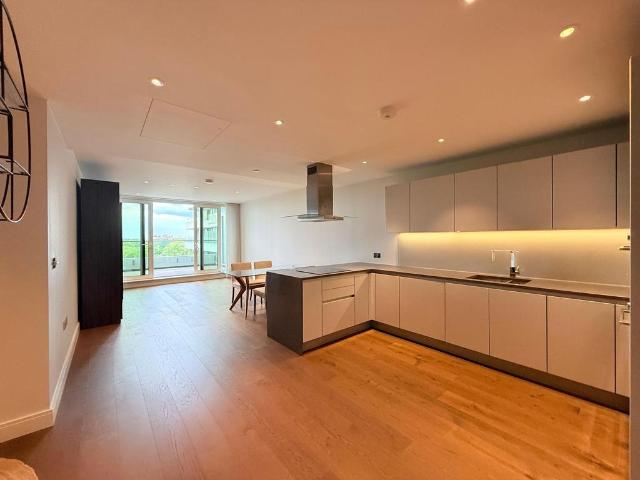 Sophora Vista Chelsea Bridge, Queens. 3 bed flat to rent £5,800 pcm £1,338 pw