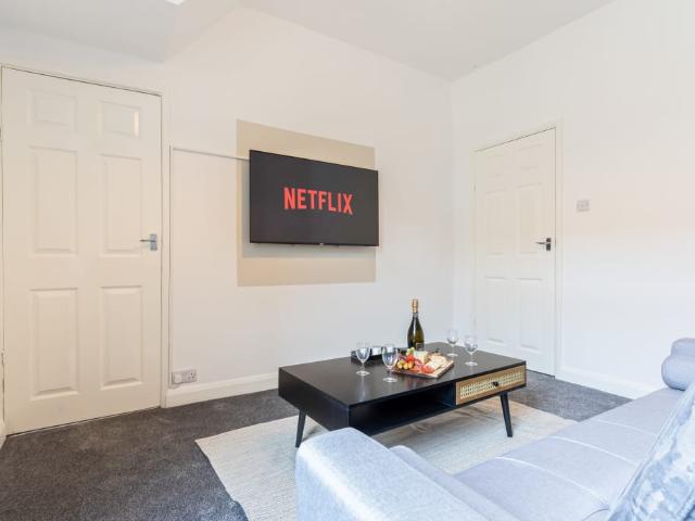 Soppett Place Central Location Free Parking, Fast WiFi and Smart TV by Yoko Property Has an Apartment