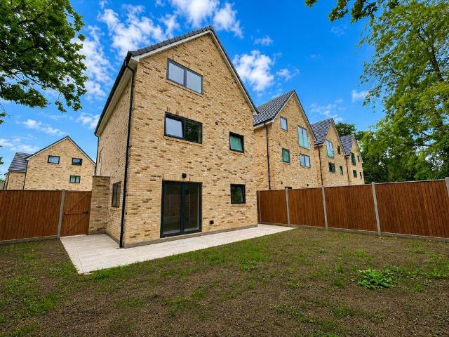 Sorrel Close, Farnborough GU14 4 bed detached house to rent £2,900 pcm £669 pw