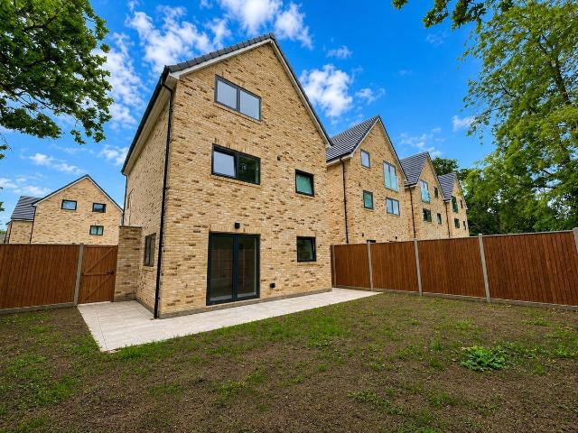 Sorrel Close, Farnborough, Hampshire GU14, 4 bed detached house to rent, £2,900 pcm | PrimeLocation
