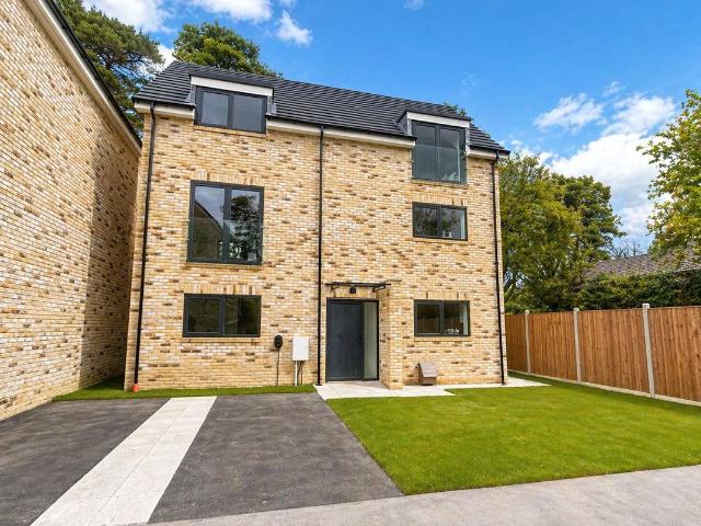 Sorrel Close, Farnborough, Hampshire GU14, 5 bed detached house to rent, £2,900 pcm | PrimeLocation