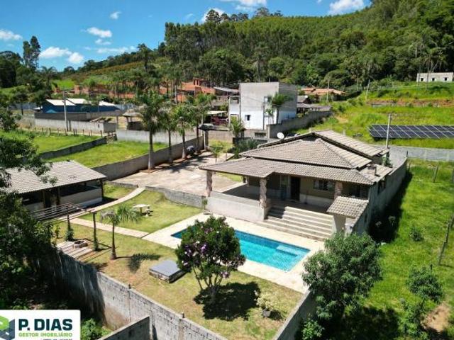 Sossego e Tradição: Chácara Estilo Colonial com Vizinhos Moradores em Pinhalzinho