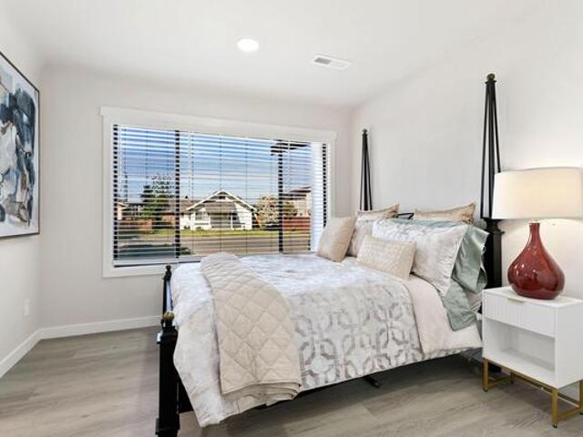 South Tacoma Home, a 2 minute walk to transit stop Oakes St S & S 66th St