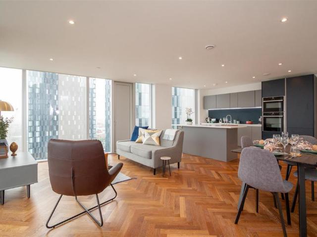 South Tower, Deansgate Square. 2 bed apartment to rent £2,300 pcm £531 pw