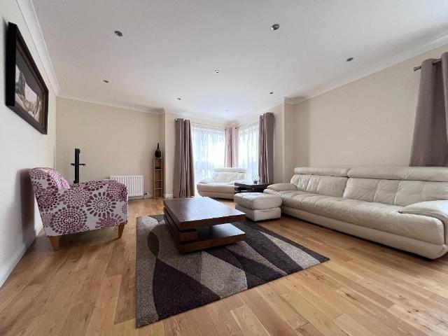 South Victoria Dock Road, City Quay. 4 bed apartment to rent £1,595 pcm £368 pw