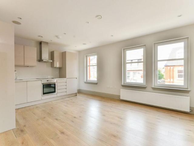 South Wimbledon, London, SW19 2 bed flat to rent £2,500 pcm £577 pw