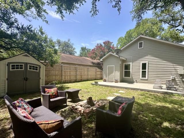 South Austin Room with Backyard Oasis