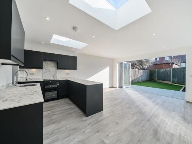 South Avenue Gardens, Southall, UB1 3 bed terraced house to rent £2,650 pcm £612 pw