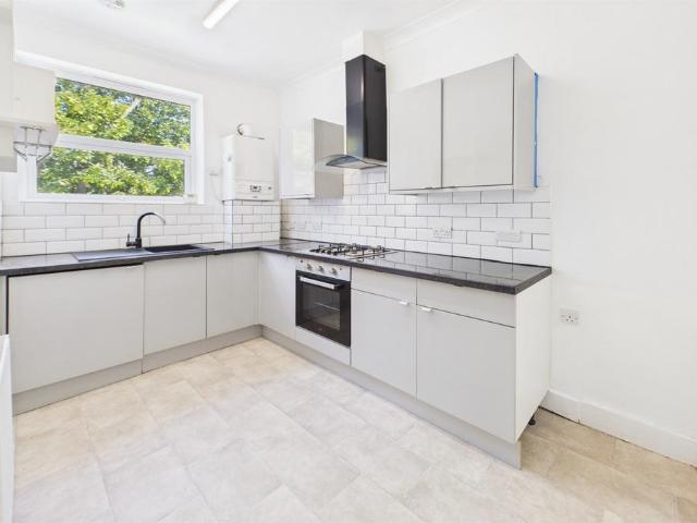 South Avenue, Southend on Sea 2 bed flat to rent £1,150 pcm £265 pw