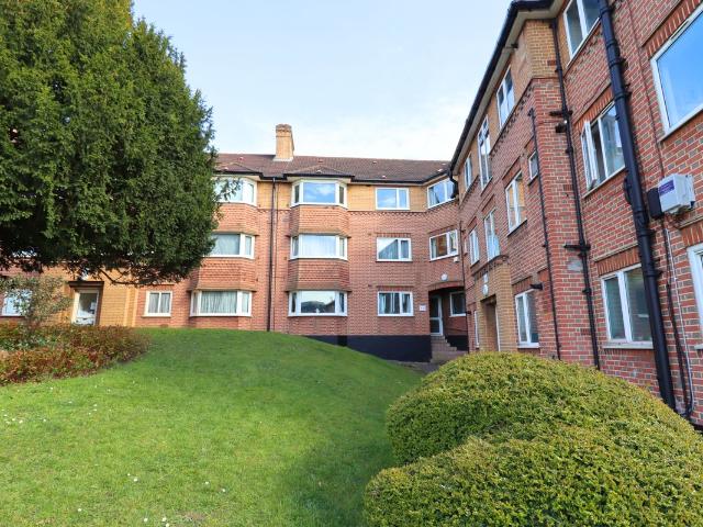 South Bank, Surbiton KT6, 2 bed flat to rent, £1,750 pcm | PrimeLocation