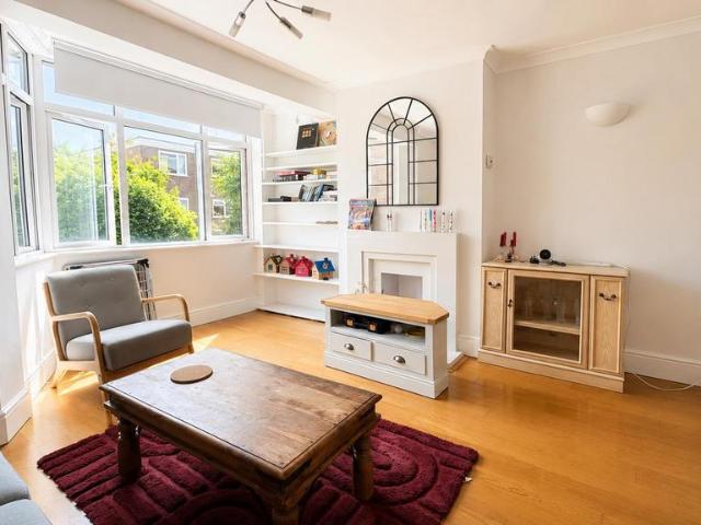 South Bank, Surbiton 3 bed flat to rent £2,300 pcm £531 pw