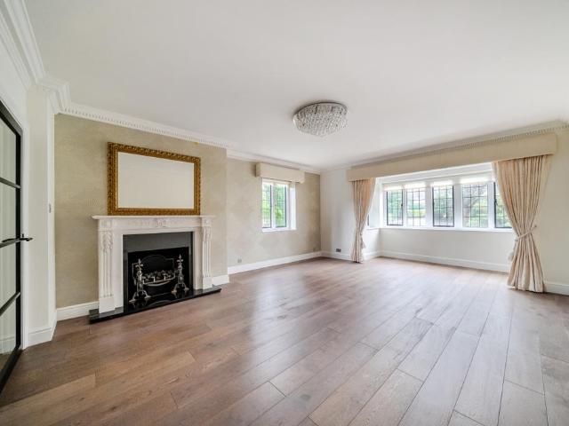 South Border Purley CR8 3 bed semi detached house to rent £4,000 pcm £923 pw