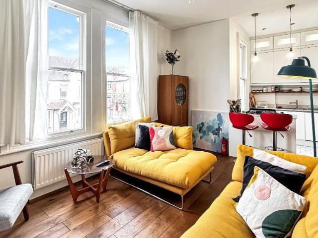 South Croydon CR2 2 bed flat to rent £1,850 pcm £427 pw