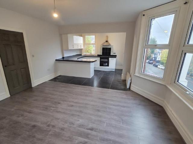 South Croydon CR2 2 bed flat to rent £2,000 pcm £462 pw