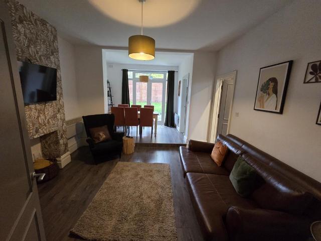 South Croydon CR2 3 bed flat to rent £3,000 pcm £692 pw