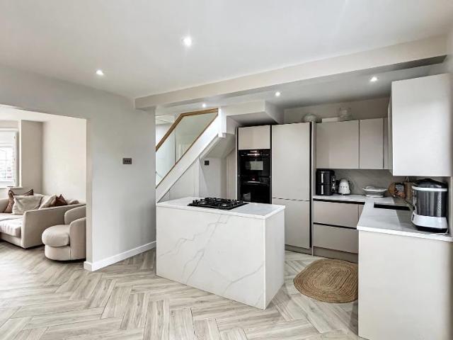 South Croydon CR2 3 bed semi detached house to rent £2,600 pcm £600 pw