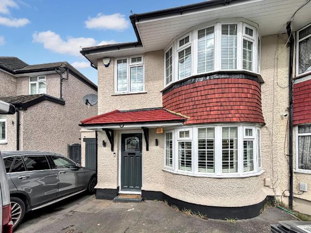 South Croydon CR2 3 bed semi detached house to rent £2,600 pcm £600 pw