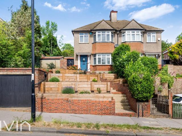 South Croydon CR2 3 bed semi detached house to rent £2,250 pcm £519 pw