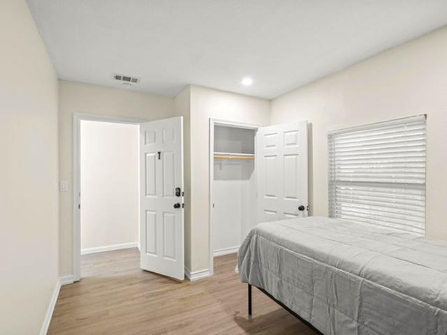 South Dallas| Newly Renovated Private Rooms in Cedar Crest | Mini Fridge in Every Room | Fast Wi Fi | Great Location