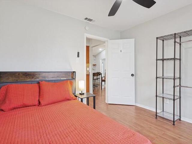 South Dallas/Cedar Hill Area Fantastic location, easy access to highway, 22min from Downtown Dallas Each room has a new bed, and high speed internet!