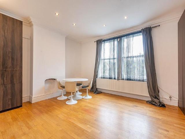 South Ealing Road, Ealing, London, W5 2 bed flat to rent £2,250 pcm £519 pw