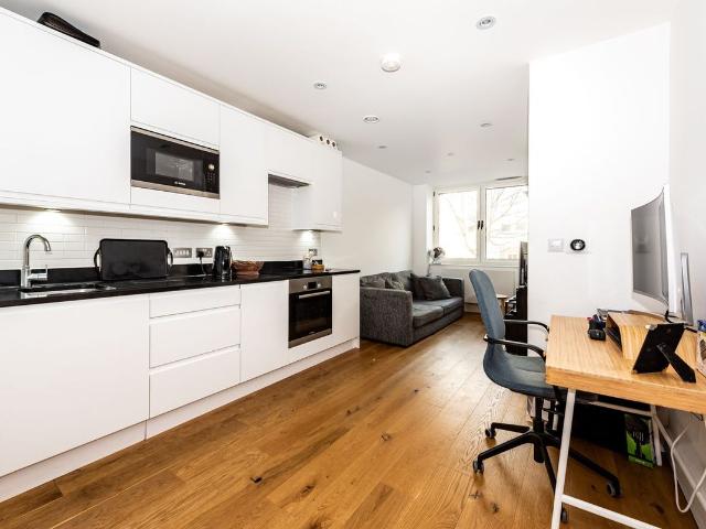 South End, South Croydon, Croydon CR0, 1 bed flat to rent, £1,350 pcm | PrimeLocation