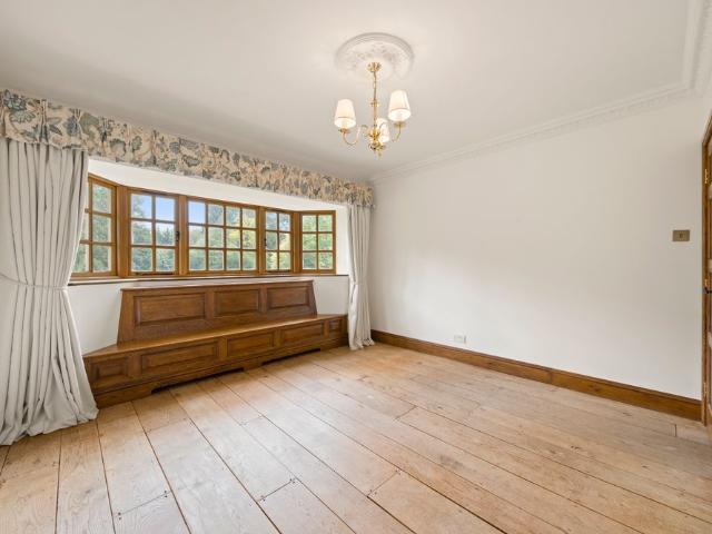 South Facing Family House on Cobham’s Fairmile Estate