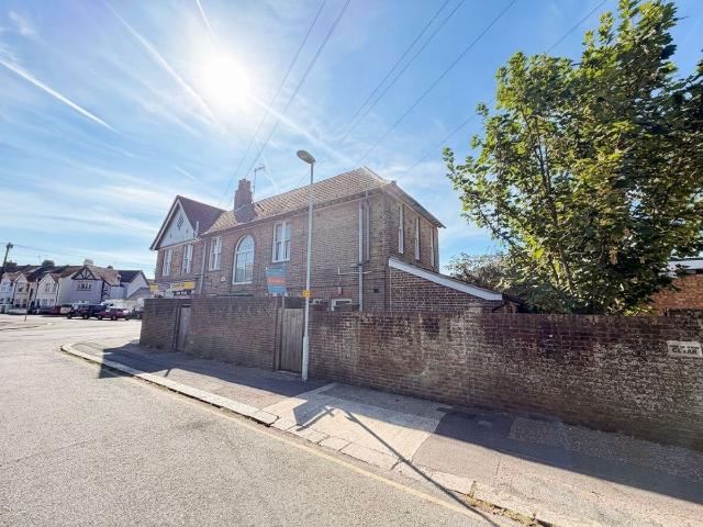 South Farm Road, Worthing BN14, 1 bed flat to rent, £1,100 pcm | PrimeLocation