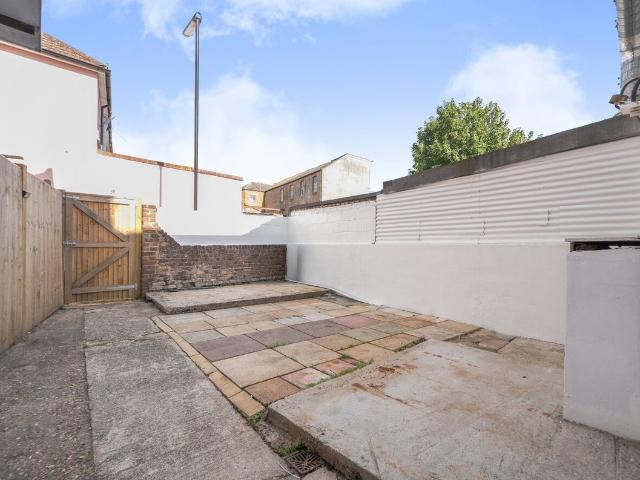 South Farm Road, Worthing BN14, 2 bed maisonette to rent, £1,200 pcm | PrimeLocation