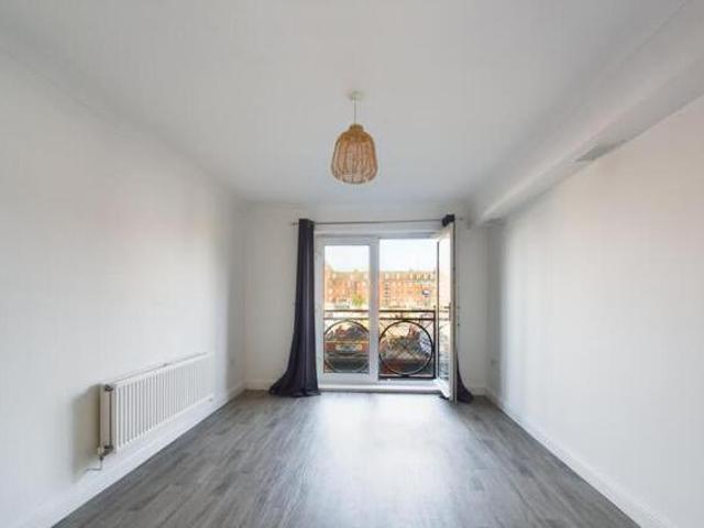 South Ferry Quay, Liverpool, 2 Bedroom Flat