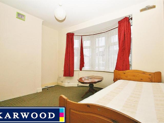 South Hayes 3 bed end of terrace house to rent £2,300 pcm £531 pw